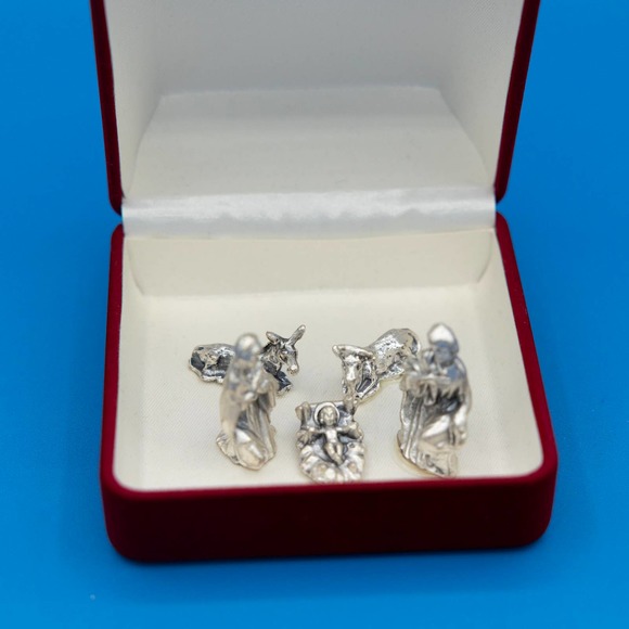 unbranded | Holiday | Vintage Pocket Nativity Scene In Red Velvet Gift ...